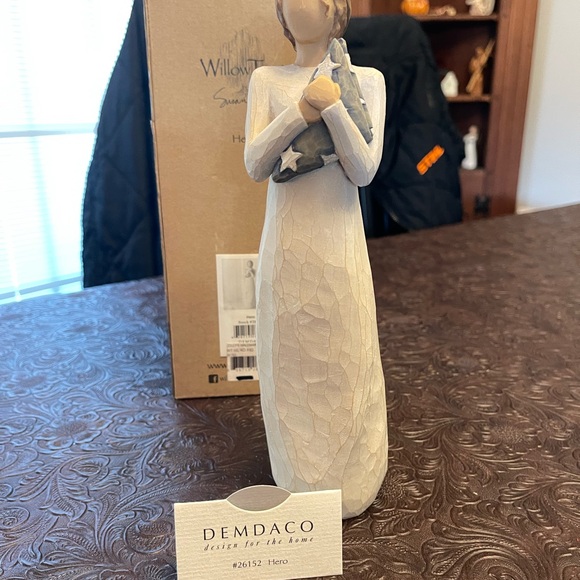 Willow Tree | Art | Willow Tree Hero Embrace Figurine With Folded Flag ...